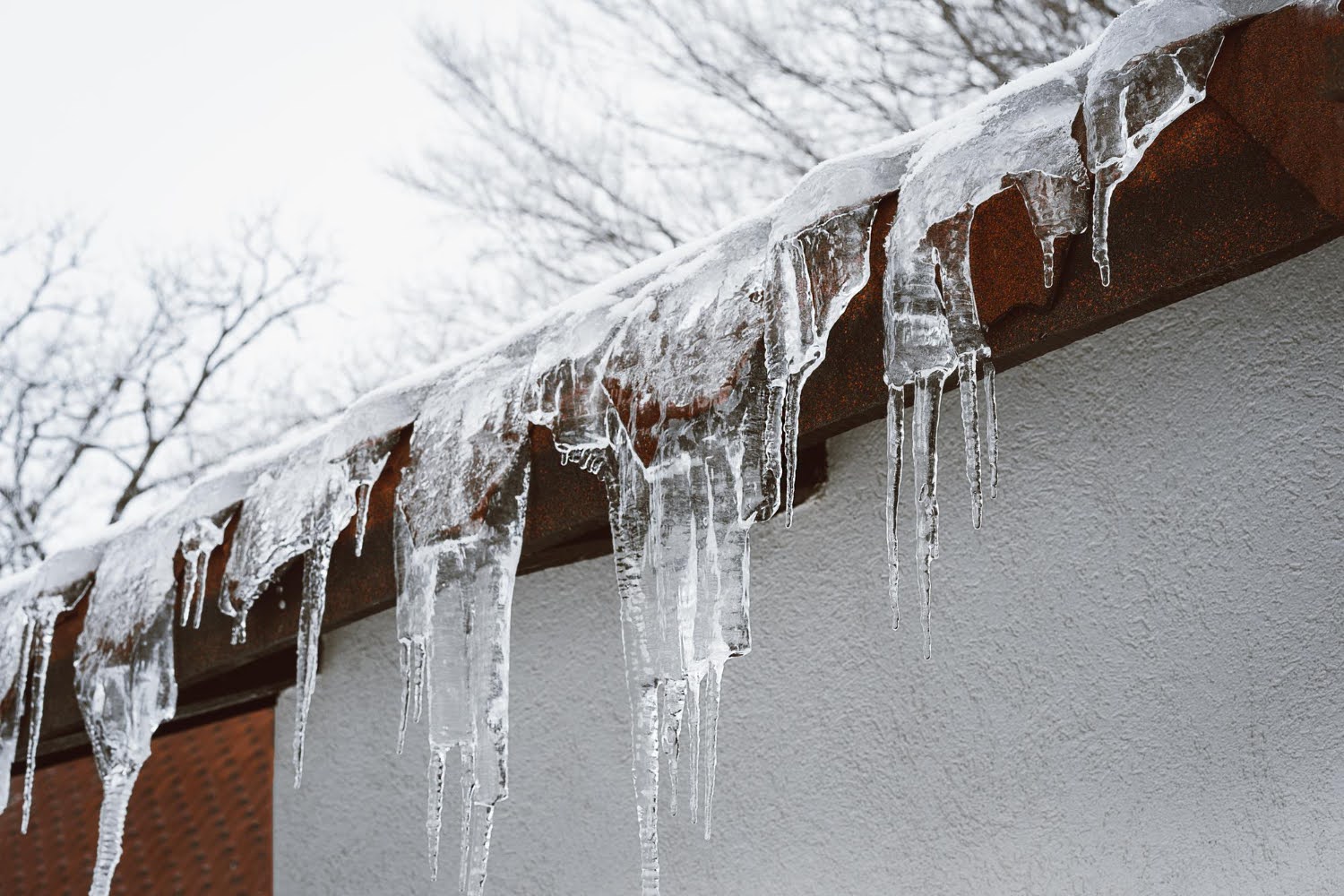 Ice Damming: Causes and Solutions - Van's Rain Gutters